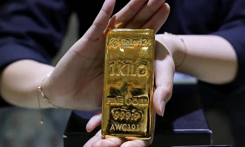 Gold expensive by Rs1,900 per tola today