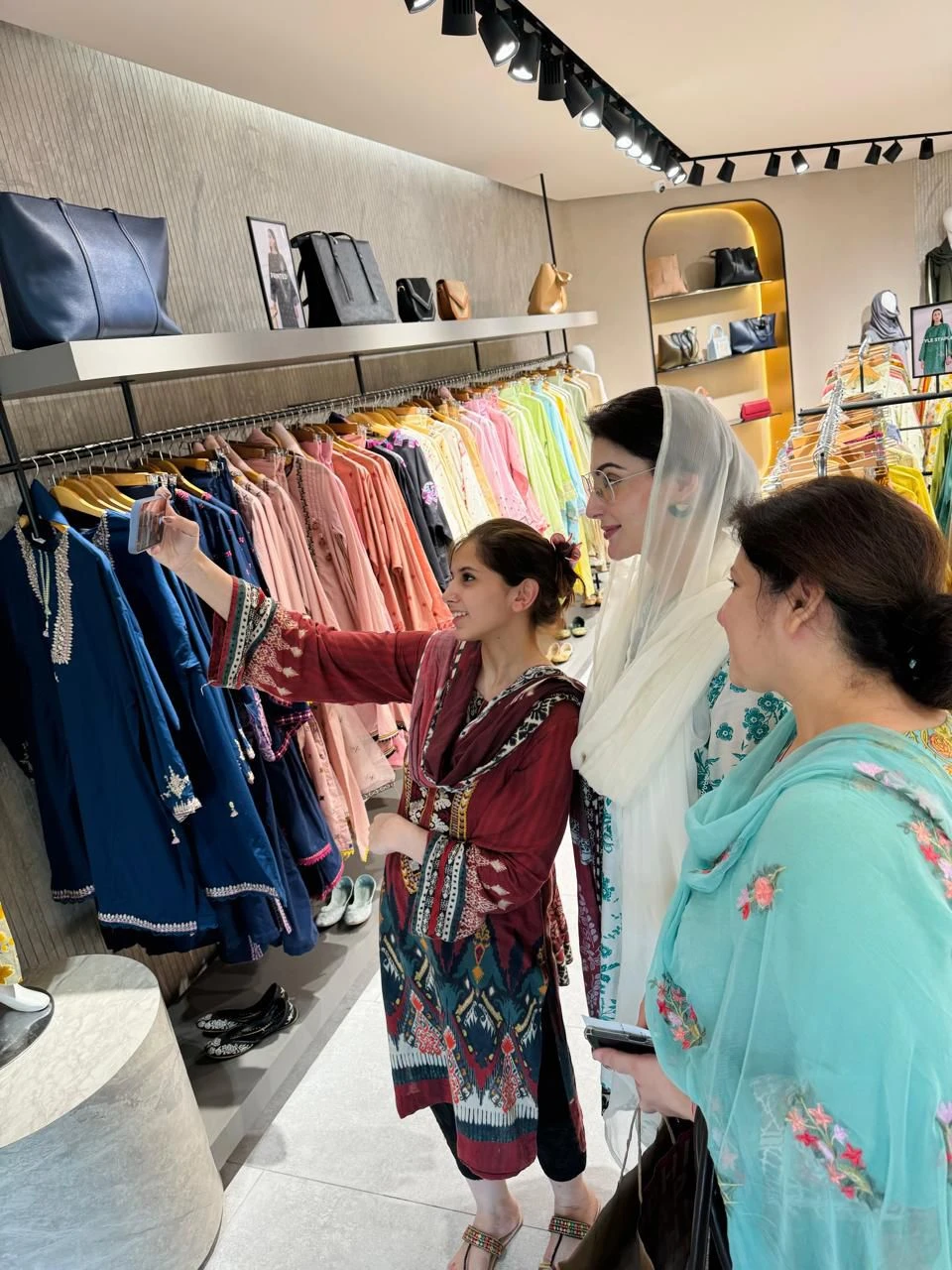 Maryam Nawaz’s photos shopping from Gulberg market go viral
