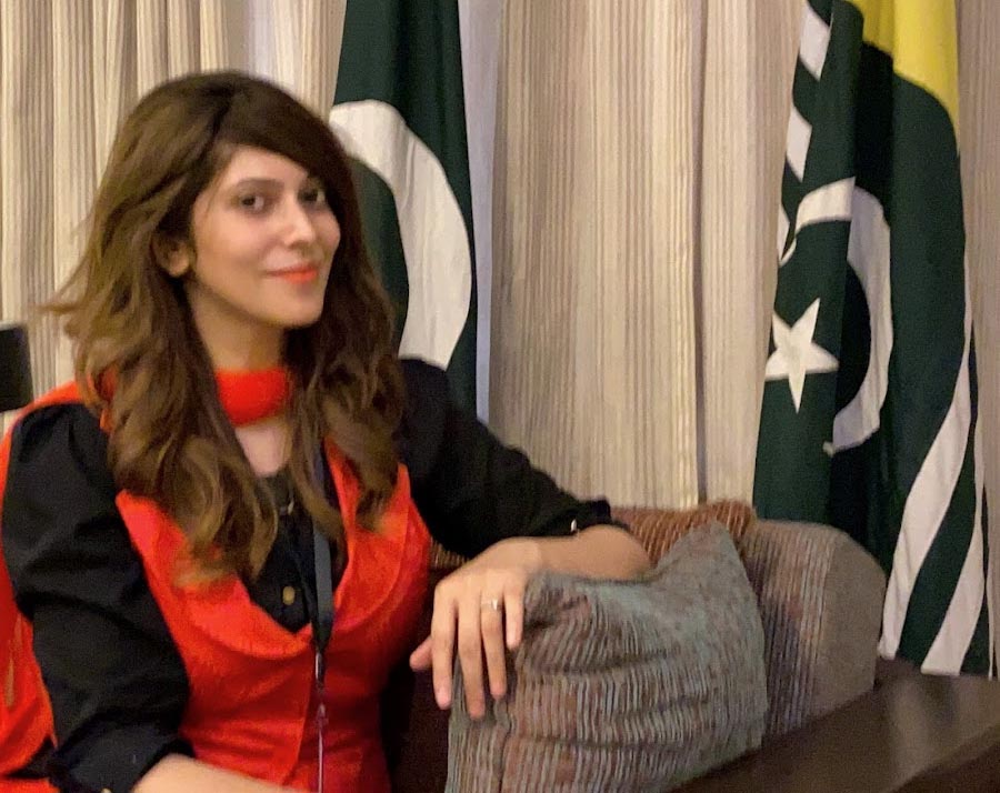 یونان میں خاتون صحافی پاکستانی پرچم لہرانے کے الزام میں گرفتار