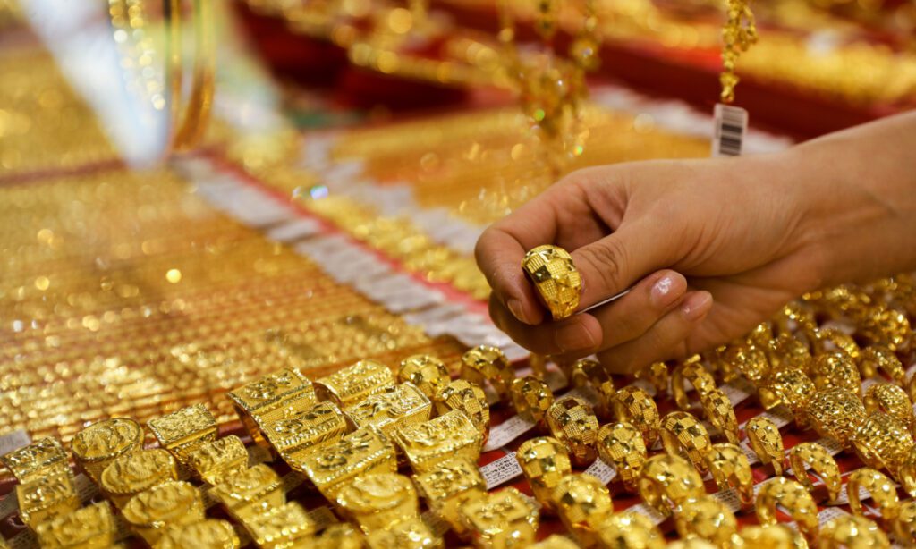 Gold prices drop by Rs2,600 per tola in Pakistan