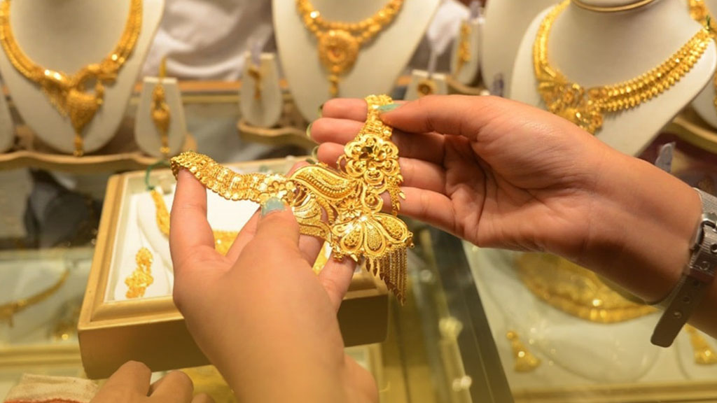 Gold falls by Rs3,800 per tola amid regional de-escalation