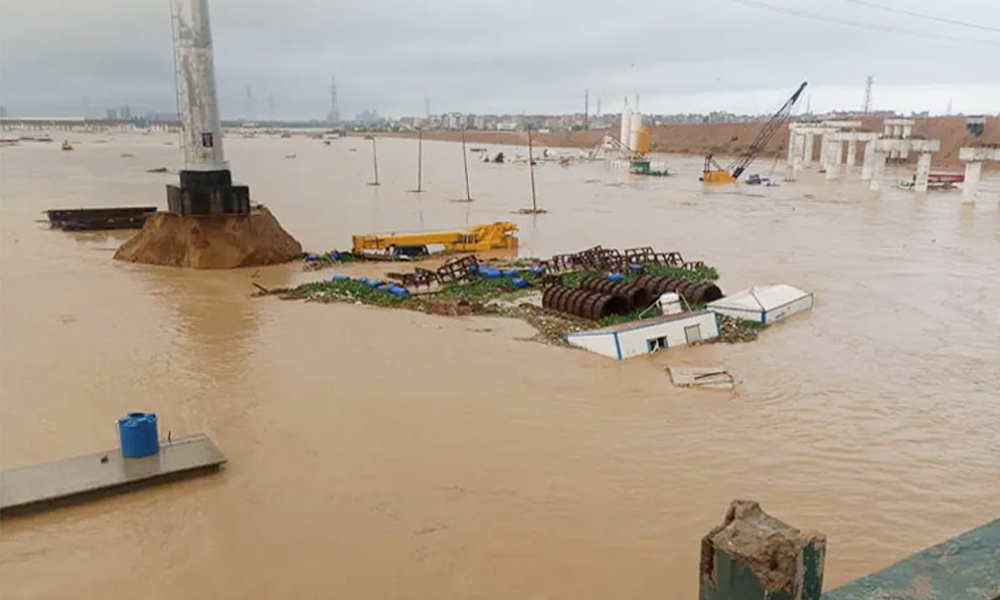 Karachi: Thadu Dam, rivers overflow, water enters settlements, army ...