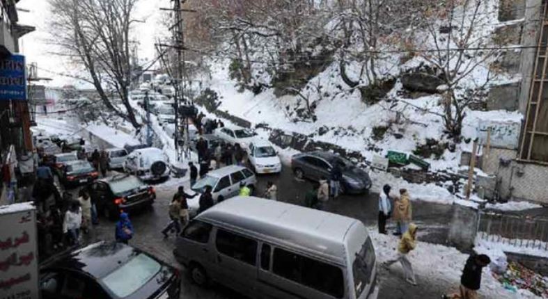 Murree entry points partially reopened after heavy snowfall