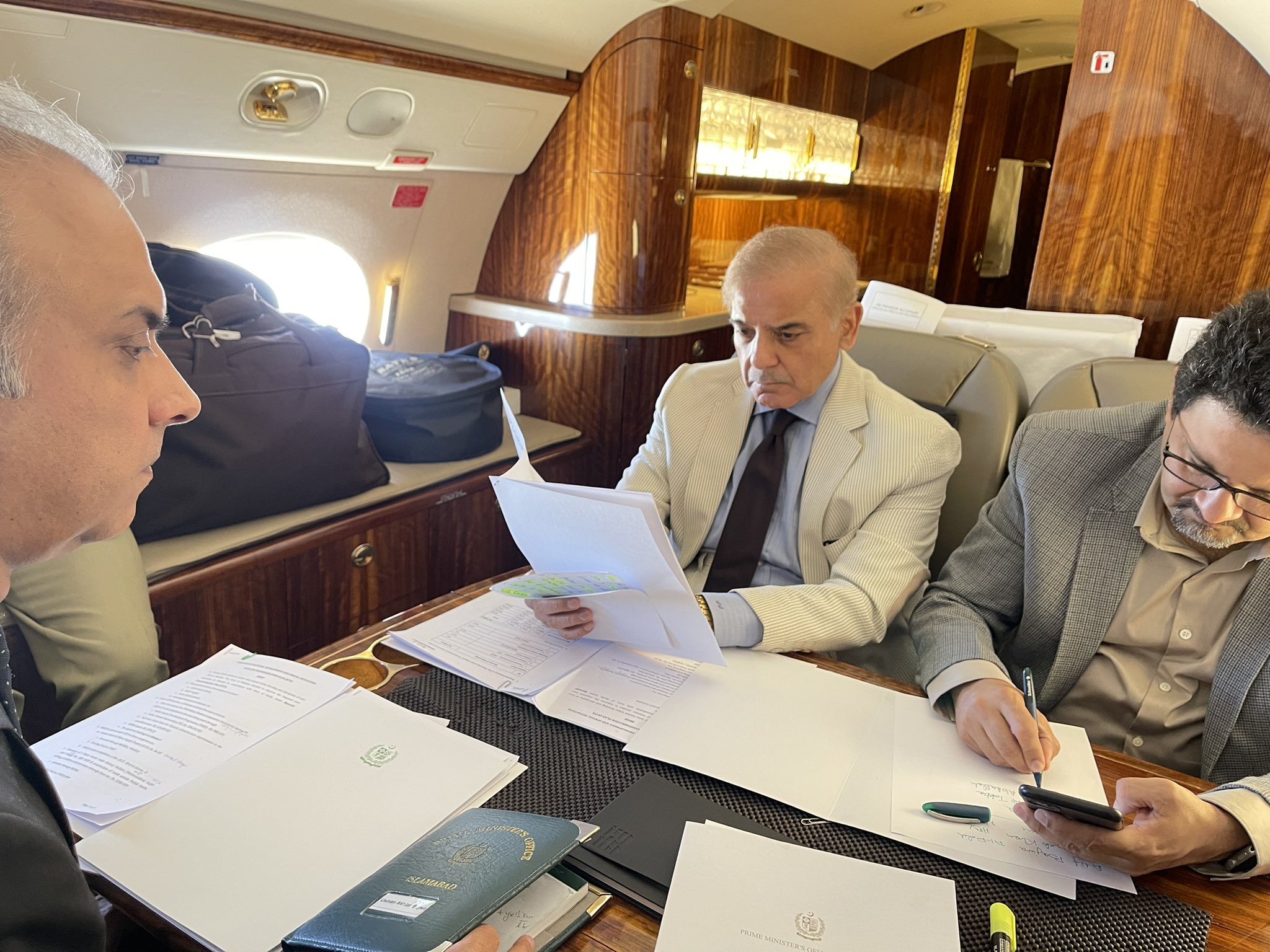 PM conducts meeting on Karachi, economy during flight