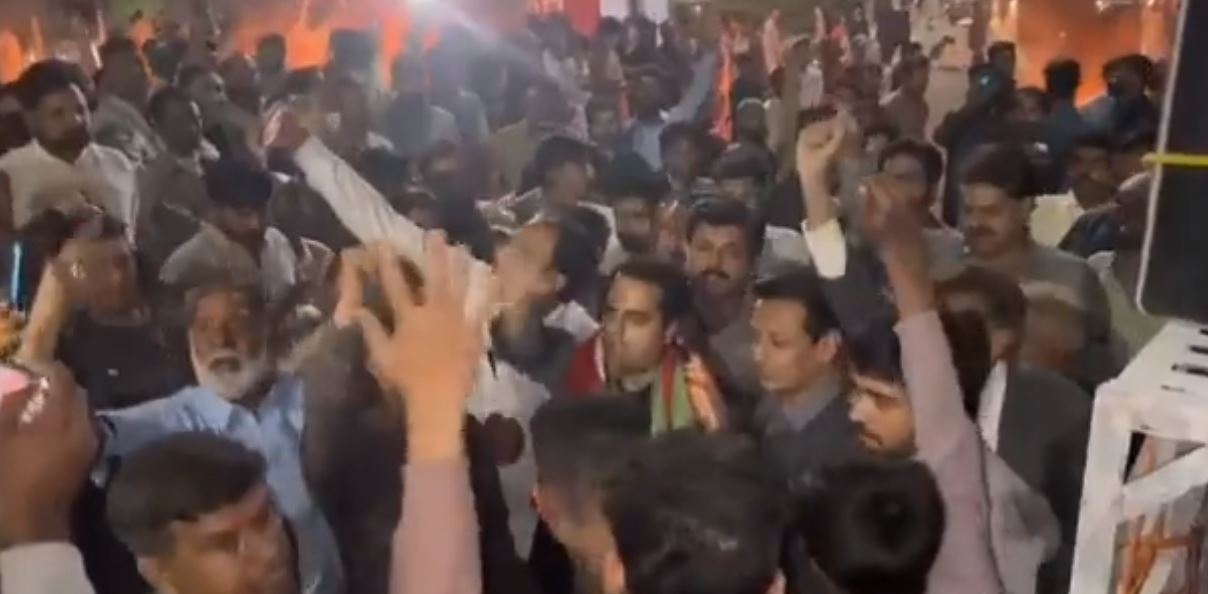 Assassination attempt on Imran Khan: Angry PTI activists stage protests ...